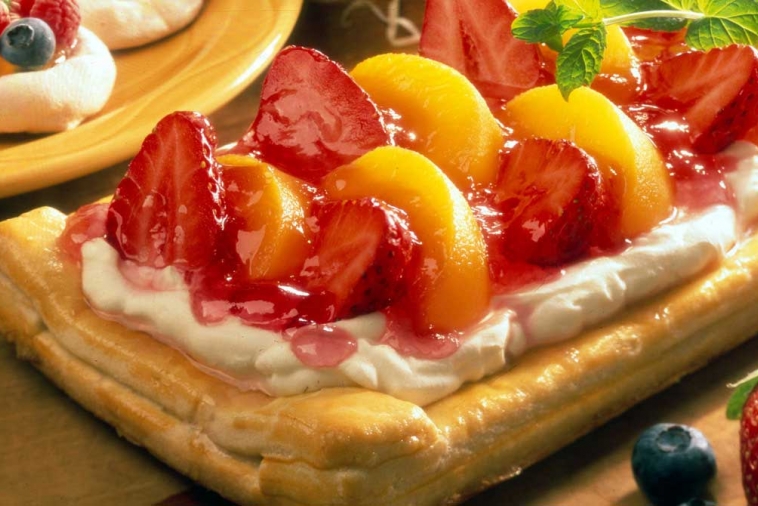 Feuilleté léger aux pêches et aux fraises | Plaisirs laitiers