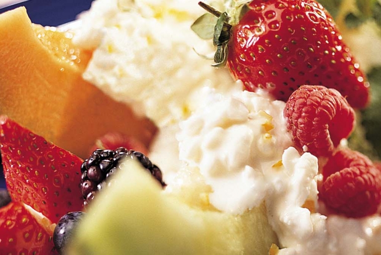 Salade au fromage Cottage et aux petits fruits | Plaisirs laitiers